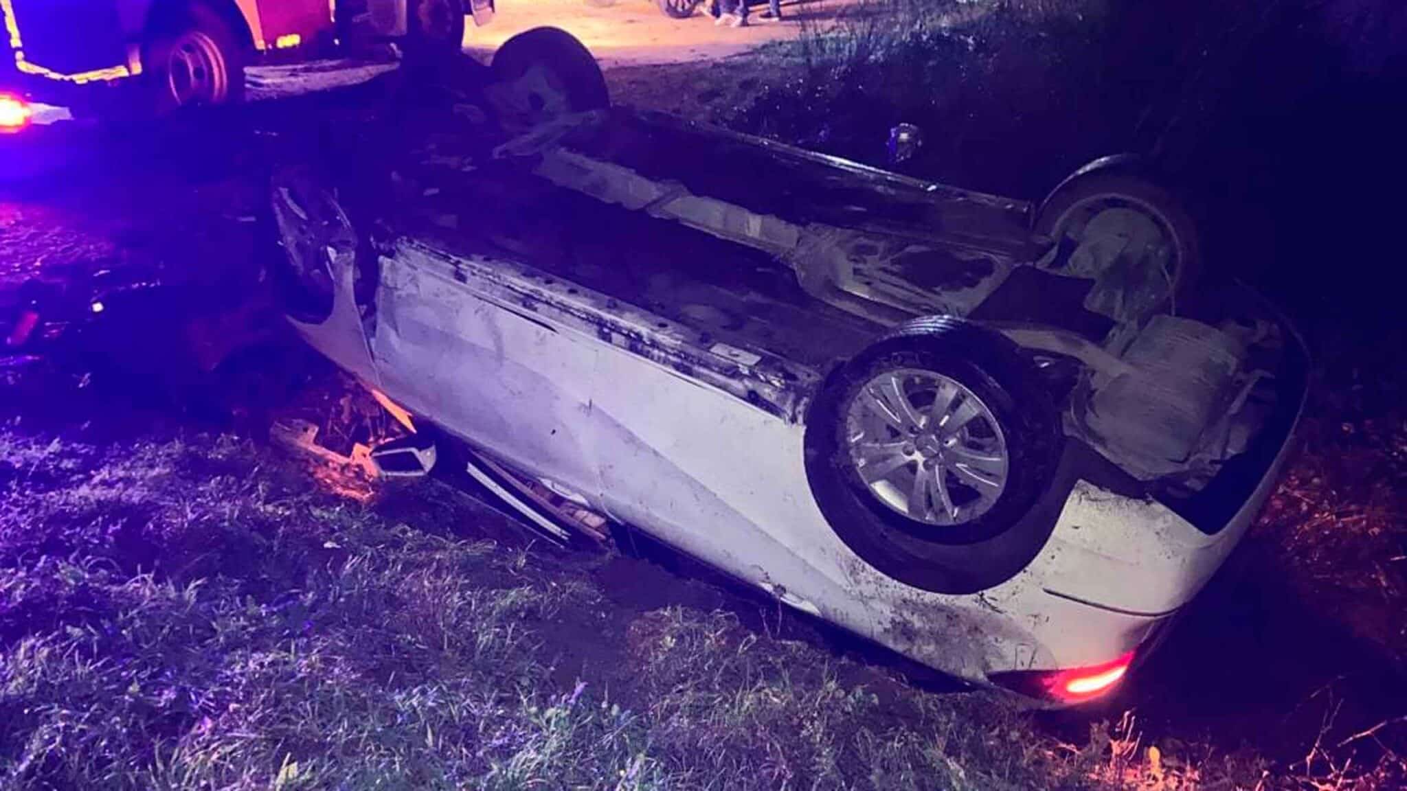 Vuelca un coche en Alcalá con dos adultos y un bebé dentro