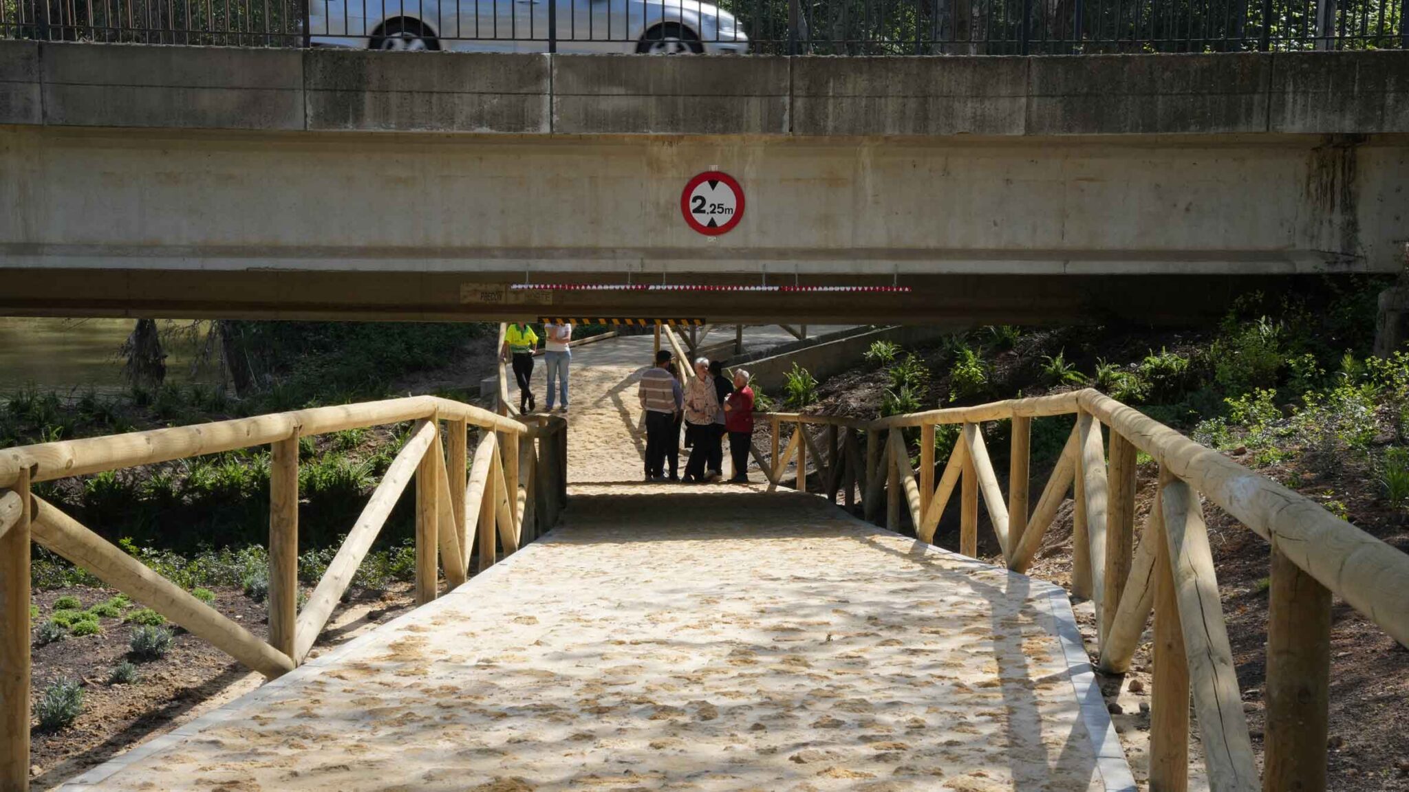 Abierto el paso peatonal bajo el puente de la A-392 que conecta la ...